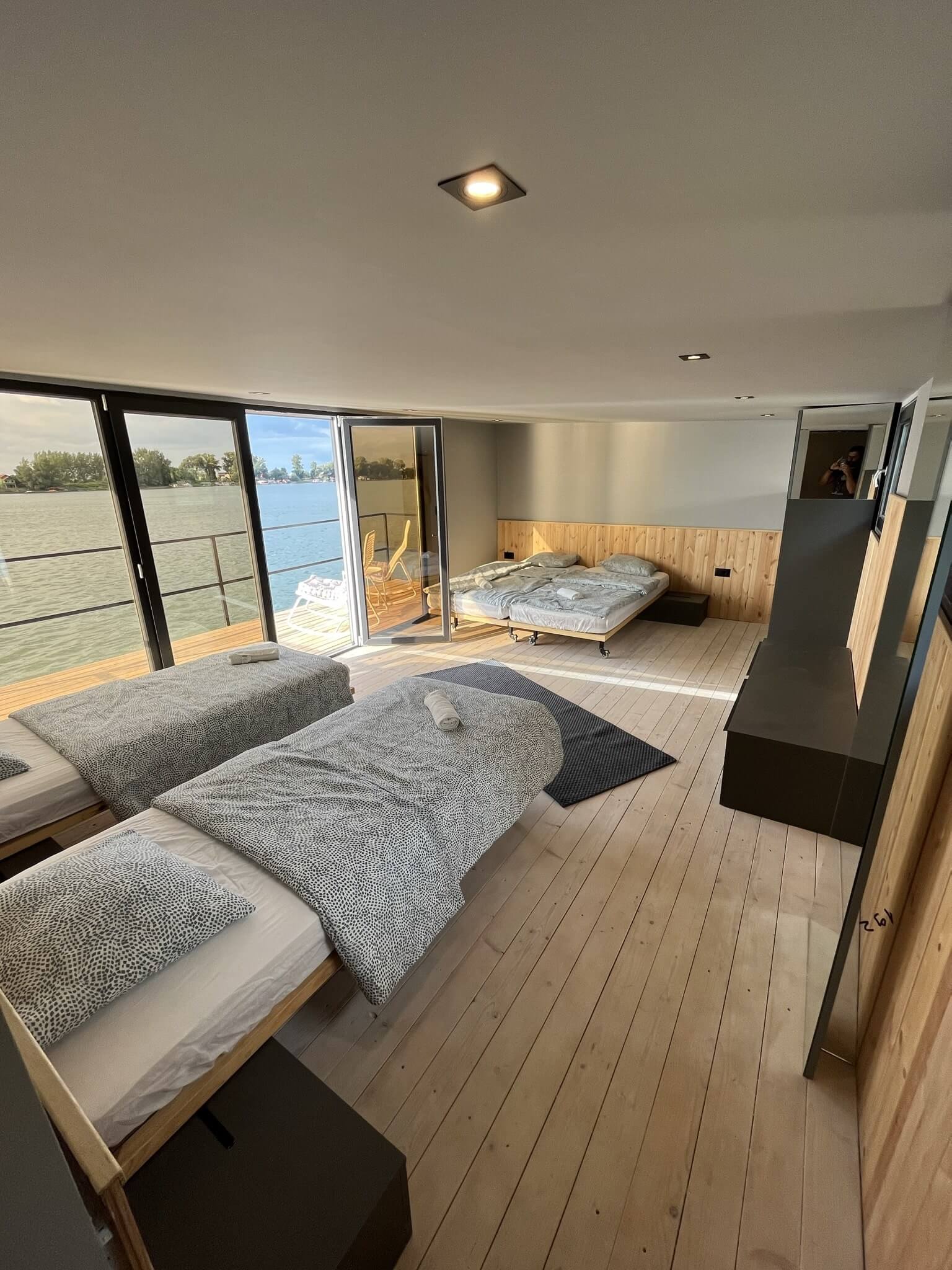 Twins Water House - Dobrodošli na očaravajući luksuzni splav na reci Savi!