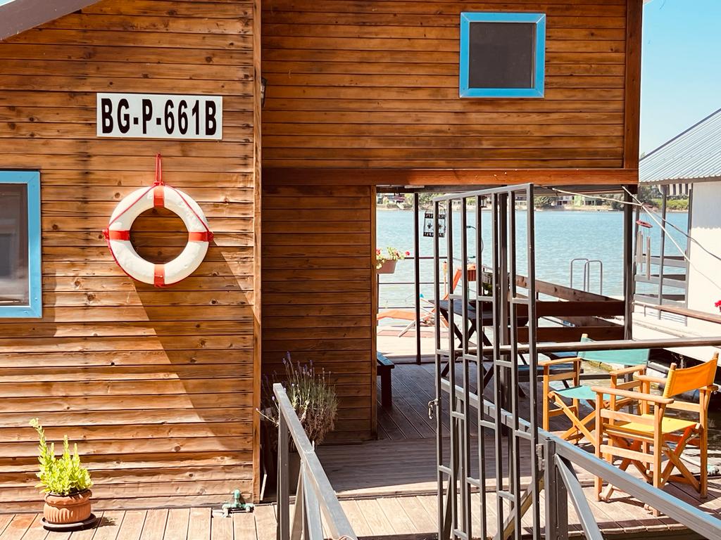 Splav na dan Lavić - mirna oaza na reci Savi za odmor do 8 gostiju