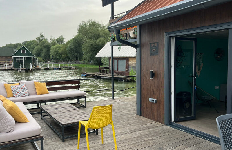 Splav Inovator - vaše savršeno mesto sa bazenom za proslave do 45 ljudi!