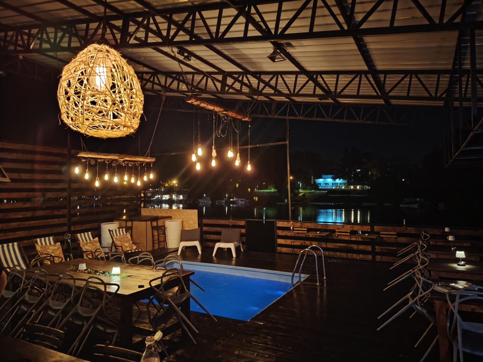 Splav na dan Ada Pool - opušteno, veselo, urbano! 💦🍹 Bazen!