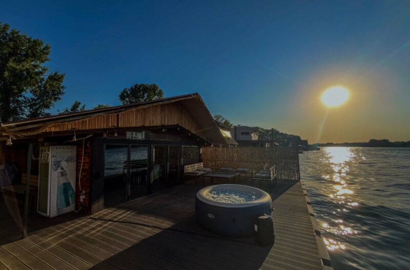 Splav na dan Ada Pool - opušteno, veselo, urbano! 💦🍹 Bazen!