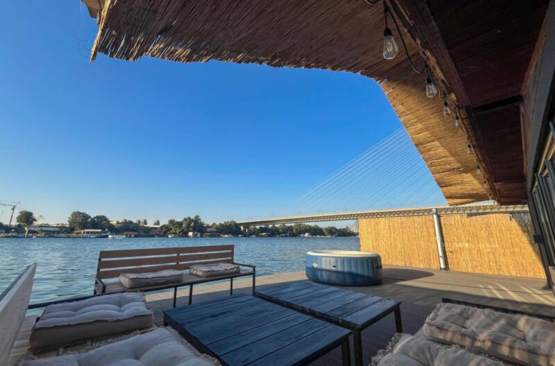 Splav na dan Ada Pool - opušteno, veselo, urbano! 💦🍹 Bazen!